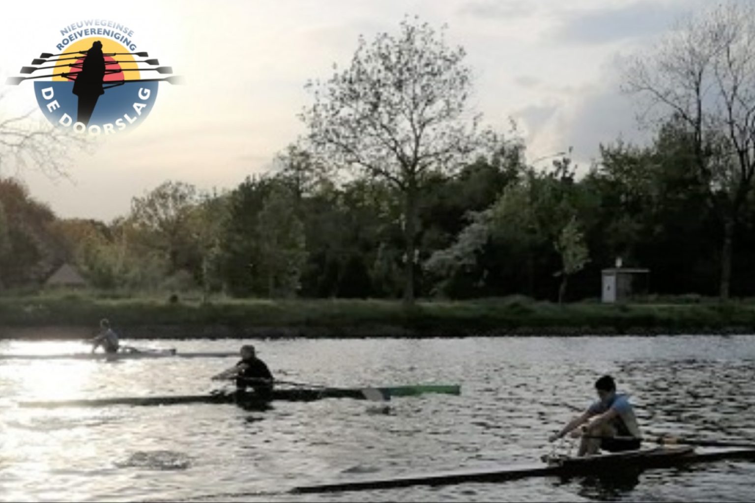 Junior roeiers van Roeivereniging De Doorslag eindelijk weer het water ...