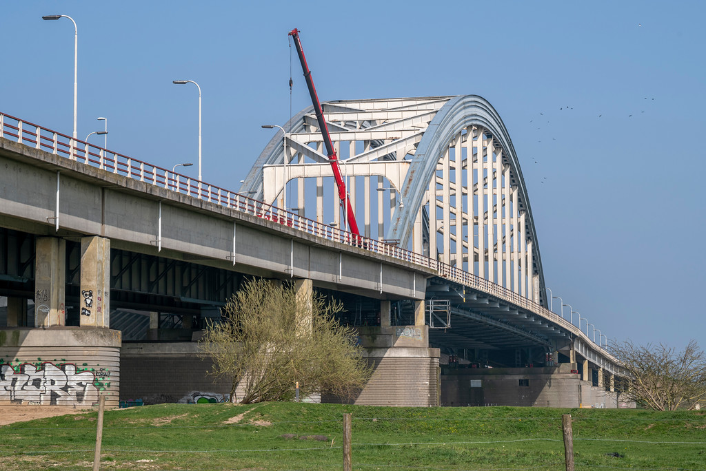 Rijkswaterstaat weegt de Boogbrug tussen Nieuwegein en Vianen - De ...