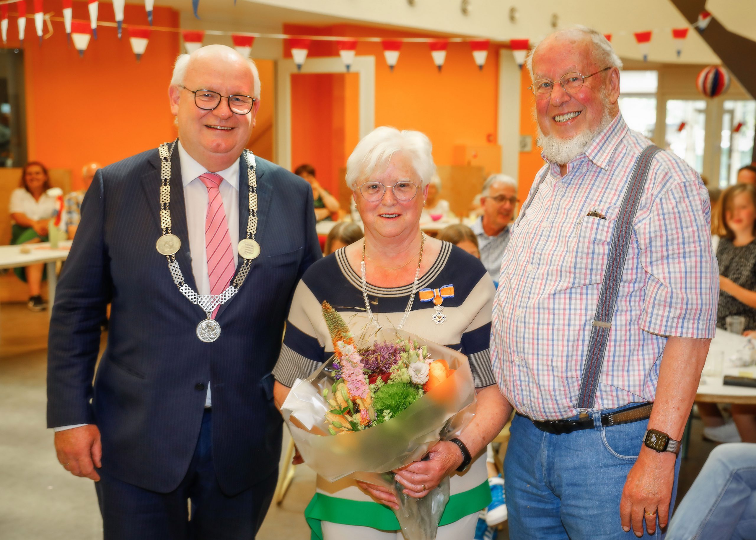 Koninklijke Onderscheiding voor mevrouw van Dijk-Luijten - De Digitale ... Koninklijke Onderscheiding voor mevrouw van Dijk-Luijten - De Digitale ...