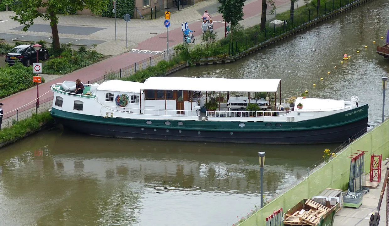 Motorsleepboot klem in de Doorslag in centrum Nieuwegein - De Digitale ...